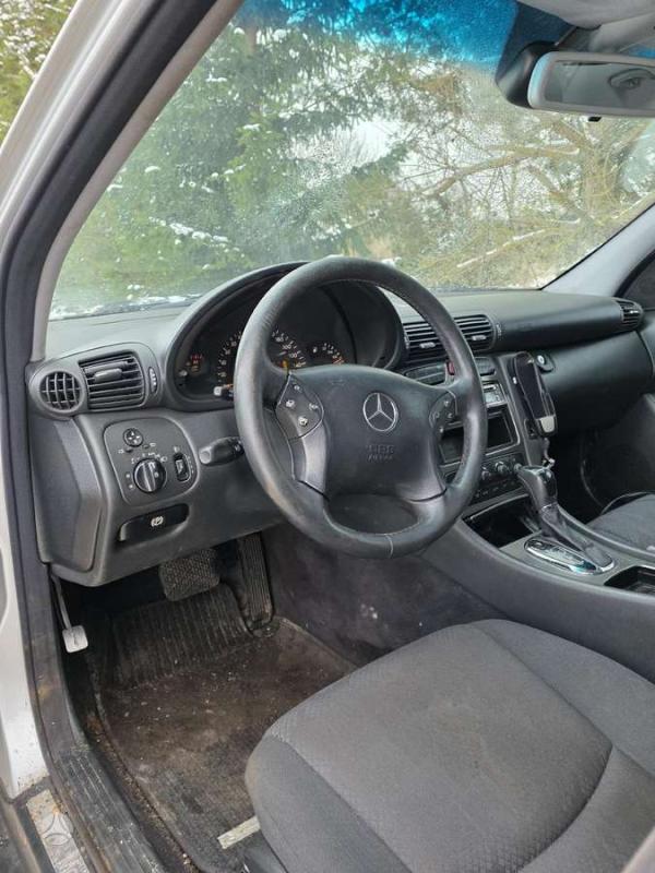 Pelēks Mercedes-Benz C 200 2003 Viļņa, ar dzinēja tilpumu 2.15 L un nobraukumu 240 tūkst. km par 1500 €, foto 10 vietnē AUTOMOTO.COM.LV