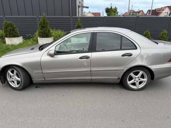 Серый Мерседес Ц 200 2003 в Каунас, объемом двигателя 2.10 л и пробегом 381 тыс. км за 1550 €, фото 8 на AUTOMOTO.COM.LV