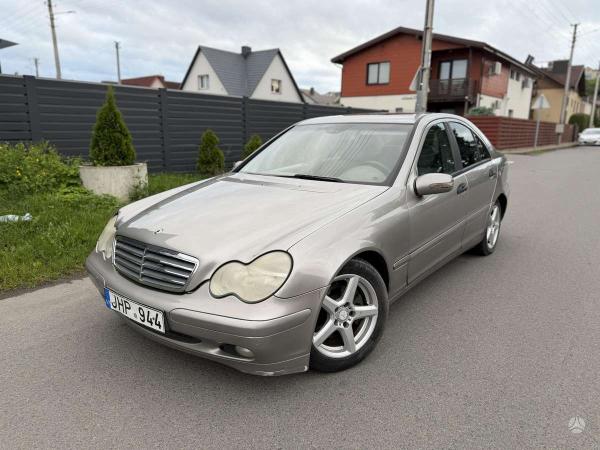 Pelēks Mercedes-Benz C 200 2003 Kauņa, ar dzinēja tilpumu 2.15 L un nobraukumu 380 tūkst. km par 1500 €, foto 1 vietnē AUTOMOTO.COM.LV