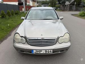 Pelēks Mercedes-Benz C 200 2003 Kauņa, ar dzinēja tilpumu 2.15 L un nobraukumu 380 tūkst. km par 1500 €, foto 4 vietnē AUTOMOTO.COM.LV