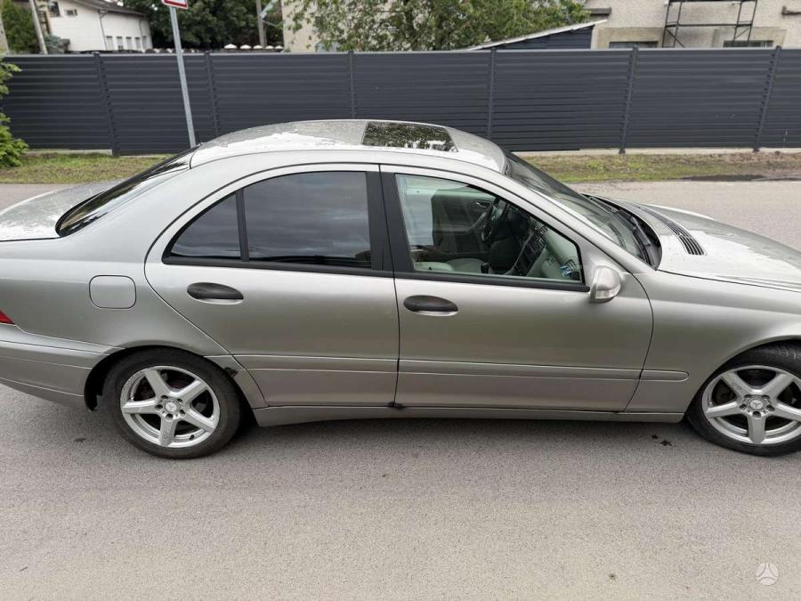 Pelēks Mercedes-Benz C 200 2003 Kauņa, ar dzinēja tilpumu 2.15 L un nobraukumu 380 tūkst. km par 1500 €, foto 6 vietnē AUTOMOTO.COM.LV