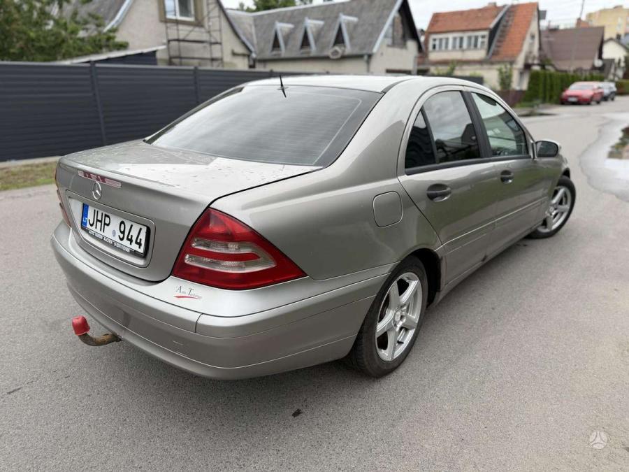 Pelēks Mercedes-Benz C 200 2003 Kauņa, ar dzinēja tilpumu 2.15 L un nobraukumu 380 tūkst. km par 1500 €, foto 7 vietnē AUTOMOTO.COM.LV