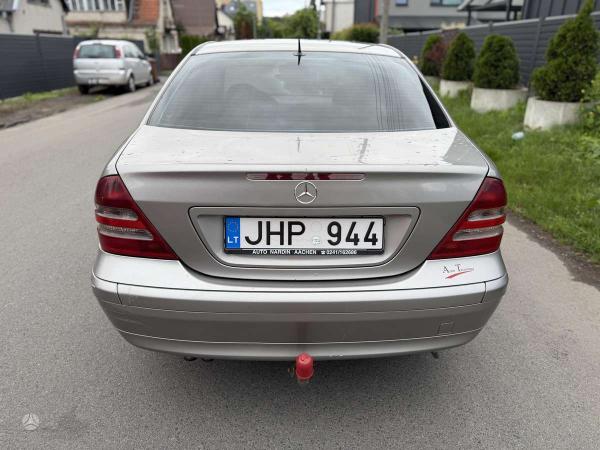 Pelēks Mercedes-Benz C 200 2003 Kauņa, ar dzinēja tilpumu 2.15 L un nobraukumu 380 tūkst. km par 1500 €, foto 7 vietnē AUTOMOTO.COM.LV