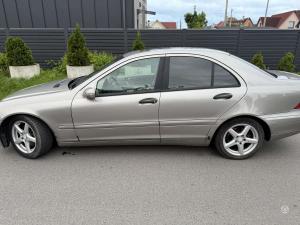 Pelēks Mercedes-Benz C 200 2003 Kauņa, ar dzinēja tilpumu 2.15 L un nobraukumu 380 tūkst. km par 1500 €, foto 9 vietnē AUTOMOTO.COM.LV