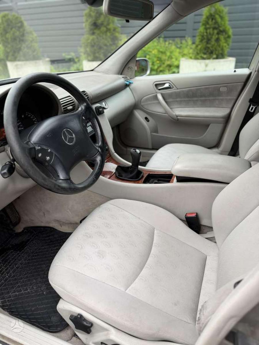 Pelēks Mercedes-Benz C 200 2003 Kauņa, ar dzinēja tilpumu 2.15 L un nobraukumu 380 tūkst. km par 1500 €, foto 14 vietnē AUTOMOTO.COM.LV