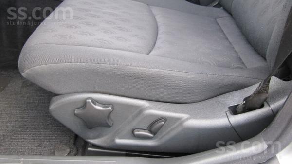 Grey Mercedes-Benz C 200 2003 in Riga, with an engine capacity of 2.00 L and mileage of 286 thousand km for 3750 €, photo 4 on AUTOMOTO.COM.LV