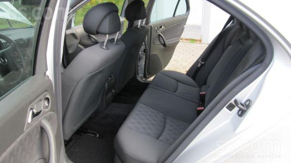 Grey Mercedes-Benz C 200 2003 in Riga, with an engine capacity of 2.00 L and mileage of 286 thousand km for 3750 €, photo 5 on AUTOMOTO.COM.LV