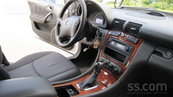 Grey Mercedes-Benz C 200 2003 in Riga, with an engine capacity of 2.00 L and mileage of 286 thousand km for 3750 €, photo 10 on AUTOMOTO.COM.LV