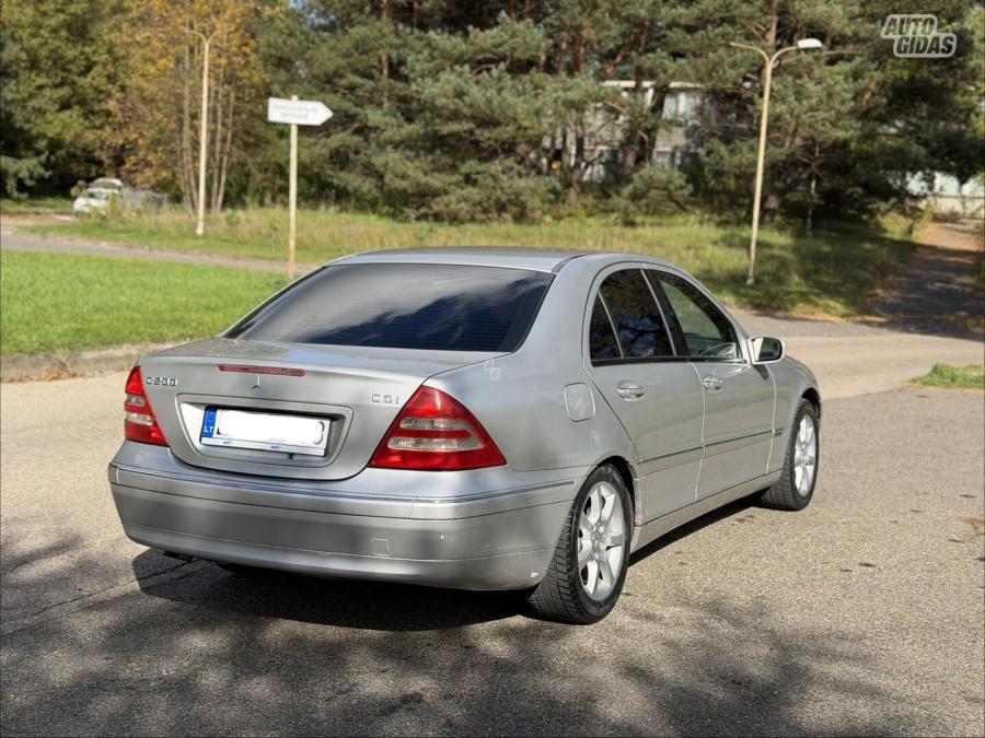 Серый Мерседес Ц 200 2003 в Вильнюс, объемом двигателя 2.10 л и пробегом 300 тыс. км за 1350 €, фото 5 на AUTOMOTO.COM.LV