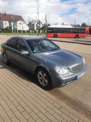 Grey Mercedes-Benz C 200 2003 in Vilnius, with an engine capacity of 2.10 L and mileage of 333 thousand km for 1650 €, photo 3 on AUTOMOTO.COM.LV