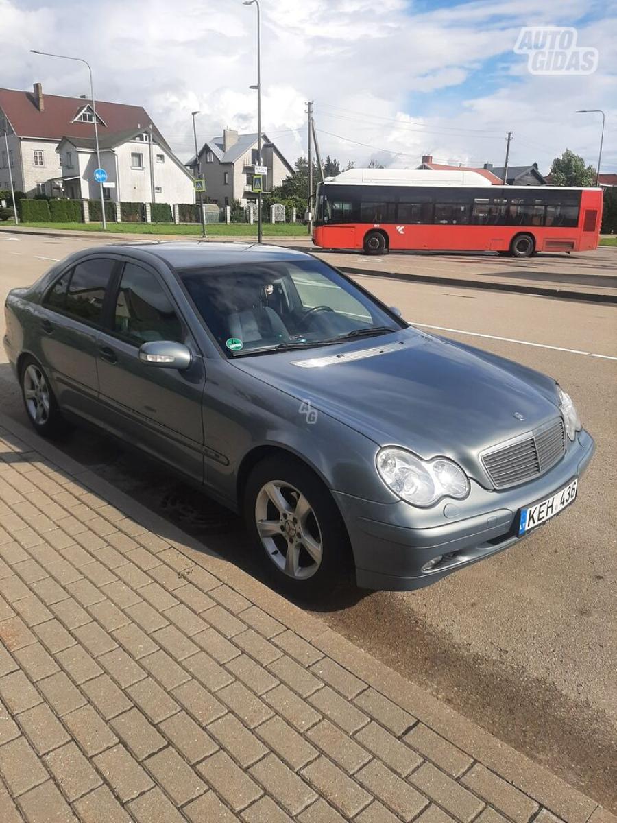 Grey Mercedes-Benz C 200 2003 in Vilnius, with an engine capacity of 2.10 L and mileage of 333 thousand km for 1650 €, photo 3 on AUTOMOTO.COM.LV