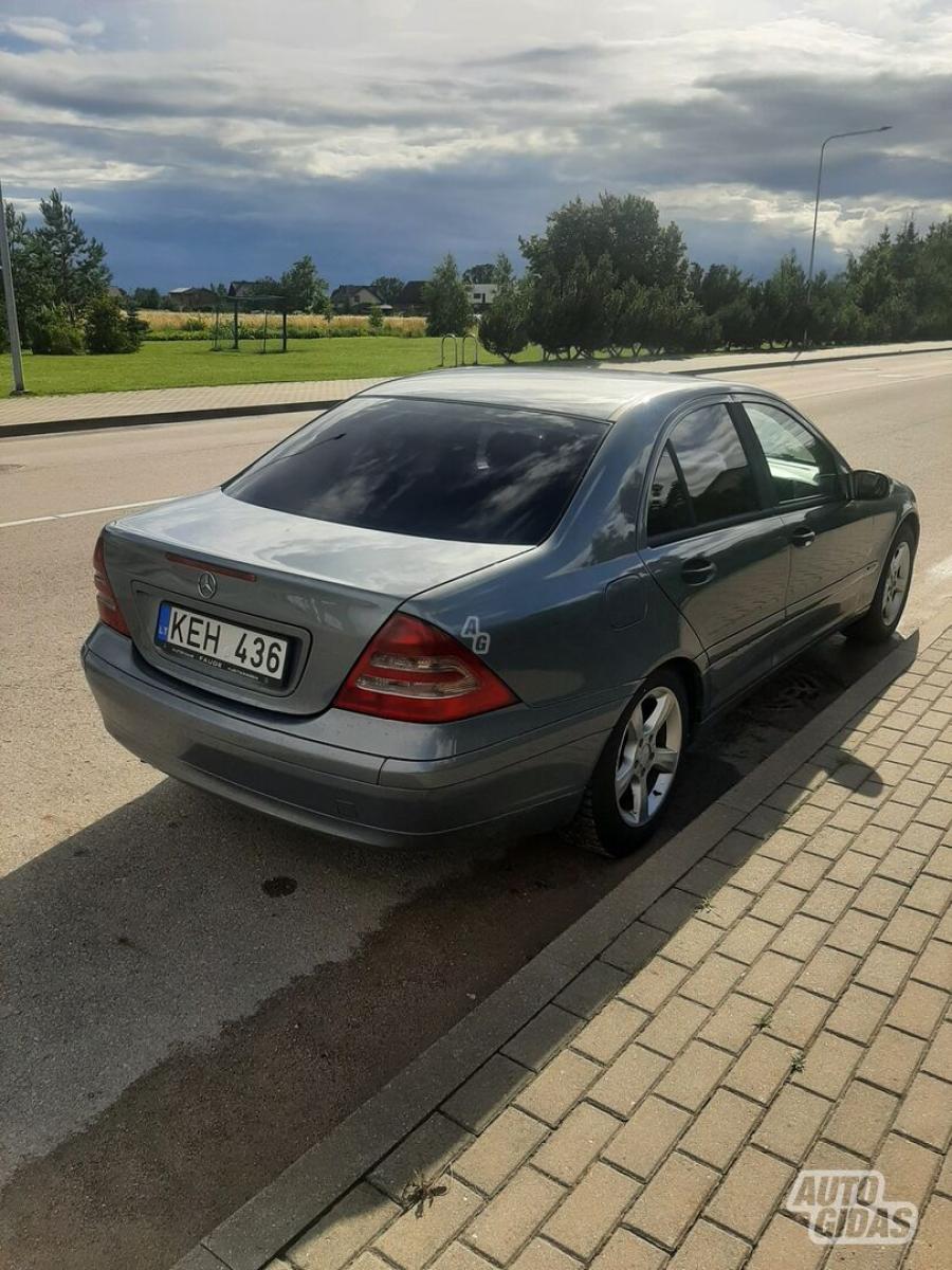 Grey Mercedes-Benz C 200 2003 in Vilnius, with an engine capacity of 2.10 L and mileage of 333 thousand km for 1650 €, photo 4 on AUTOMOTO.COM.LV