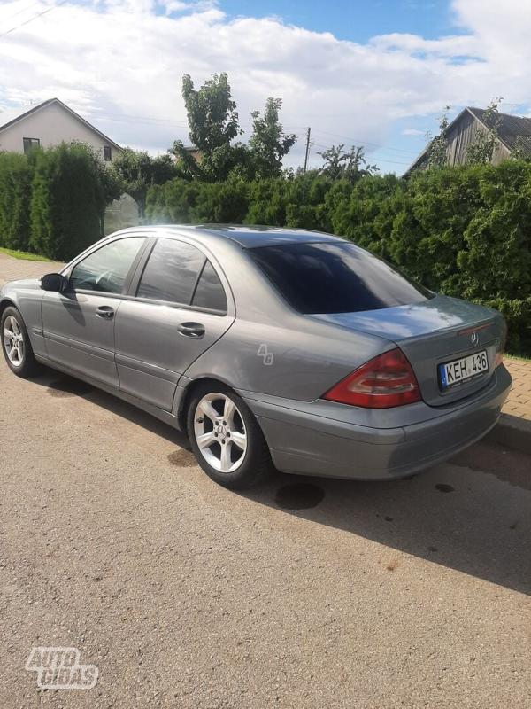 Grey Mercedes-Benz C 200 2003 in Vilnius, with an engine capacity of 2.10 L and mileage of 333 thousand km for 1650 €, photo 5 on AUTOMOTO.COM.LV