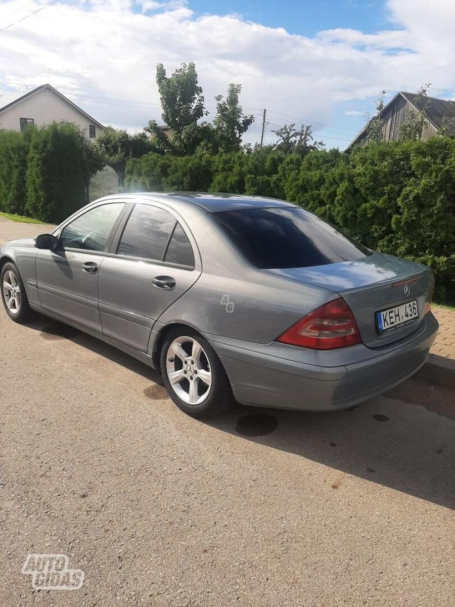 Grey Mercedes-Benz C 200 2003 in Vilnius, with an engine capacity of 2.10 L and mileage of 333 thousand km for 1650 €, photo 5 on AUTOMOTO.COM.LV