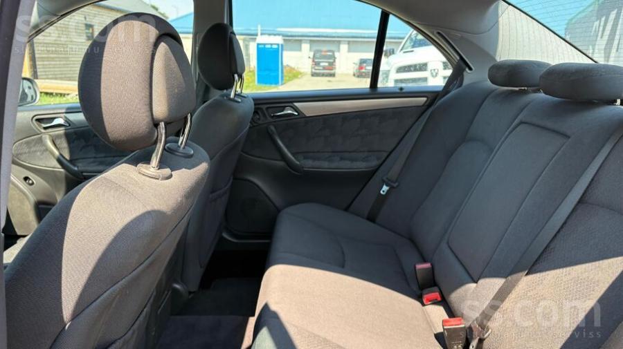 Pelēks Mercedes-Benz C 200 2004 Liepāja, ar dzinēja tilpumu 1.80 L un nobraukumu 273 tūkst. km par 2350 €, foto 20 vietnē AUTOMOTO.COM.LV