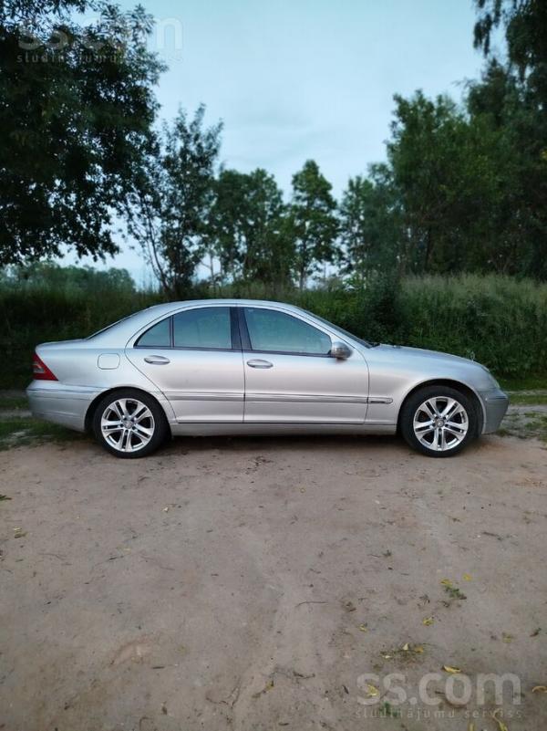 Pelēks Mercedes-Benz C 200 2004 Rēzekne, ar dzinēja tilpumu 1.80 L un nobraukumu 236 tūkst. km par 1555 €, foto 1 vietnē AUTOMOTO.COM.LV