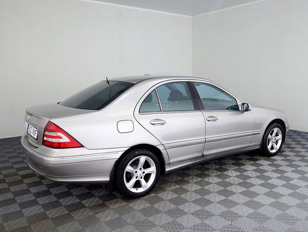 Pelēks Mercedes-Benz C 200 2004 Tallina, ar dzinēja tilpumu 1.80 L un nobraukumu 238 tūkst. km par 2099 €, foto 3 vietnē AUTOMOTO.COM.LV