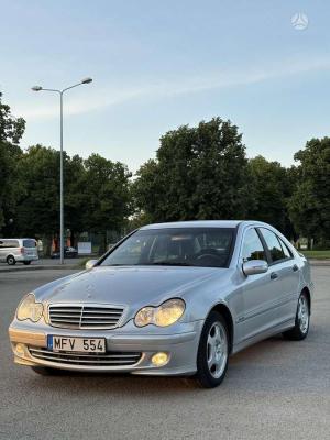 Pelēks Mercedes-Benz C 200 2005 Klaipėda, ar dzinēja tilpumu 2.15 L un nobraukumu 380 tūkst. km par 1900 €, foto  vietnē AUTOMOTO.COM.LV