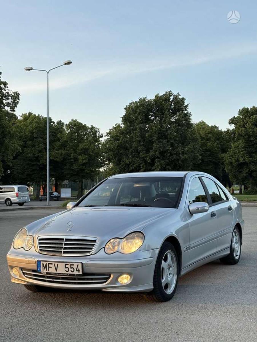 Pelēks Mercedes-Benz C 200 2005 Klaipėda, ar dzinēja tilpumu 2.15 L un nobraukumu 380 tūkst. km par 1900 €, foto 1 vietnē AUTOMOTO.COM.LV
