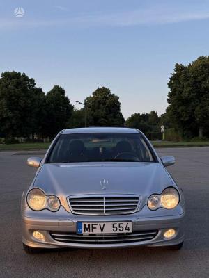 Pelēks Mercedes-Benz C 200 2005 Klaipėda, ar dzinēja tilpumu 2.15 L un nobraukumu 380 tūkst. km par 1900 €, foto 3 vietnē AUTOMOTO.COM.LV
