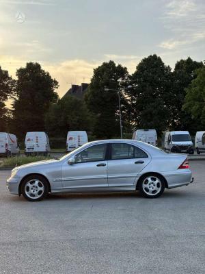 Pelēks Mercedes-Benz C 200 2005 Klaipėda, ar dzinēja tilpumu 2.15 L un nobraukumu 380 tūkst. km par 1900 €, foto 5 vietnē AUTOMOTO.COM.LV