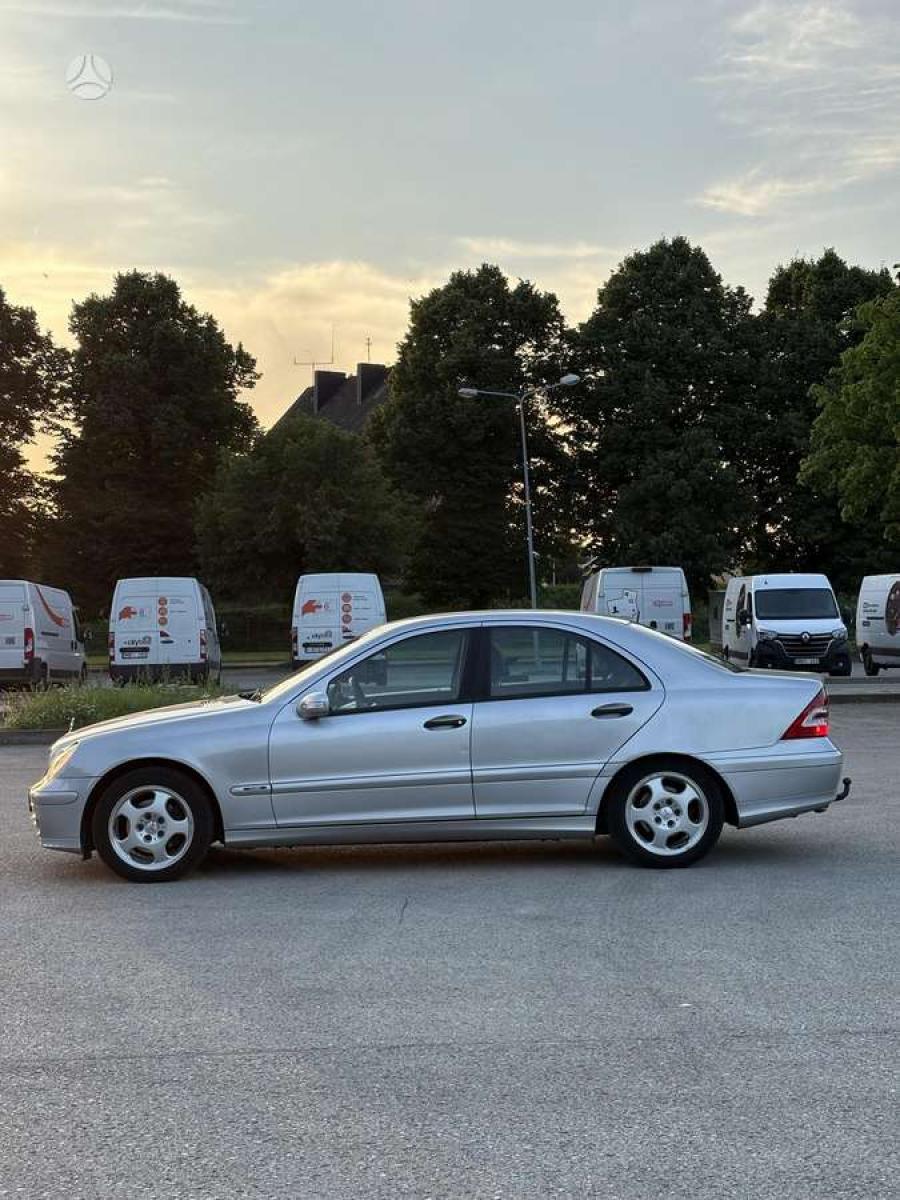 Pelēks Mercedes-Benz C 200 2005 Klaipėda, ar dzinēja tilpumu 2.15 L un nobraukumu 380 tūkst. km par 1900 €, foto 5 vietnē AUTOMOTO.COM.LV