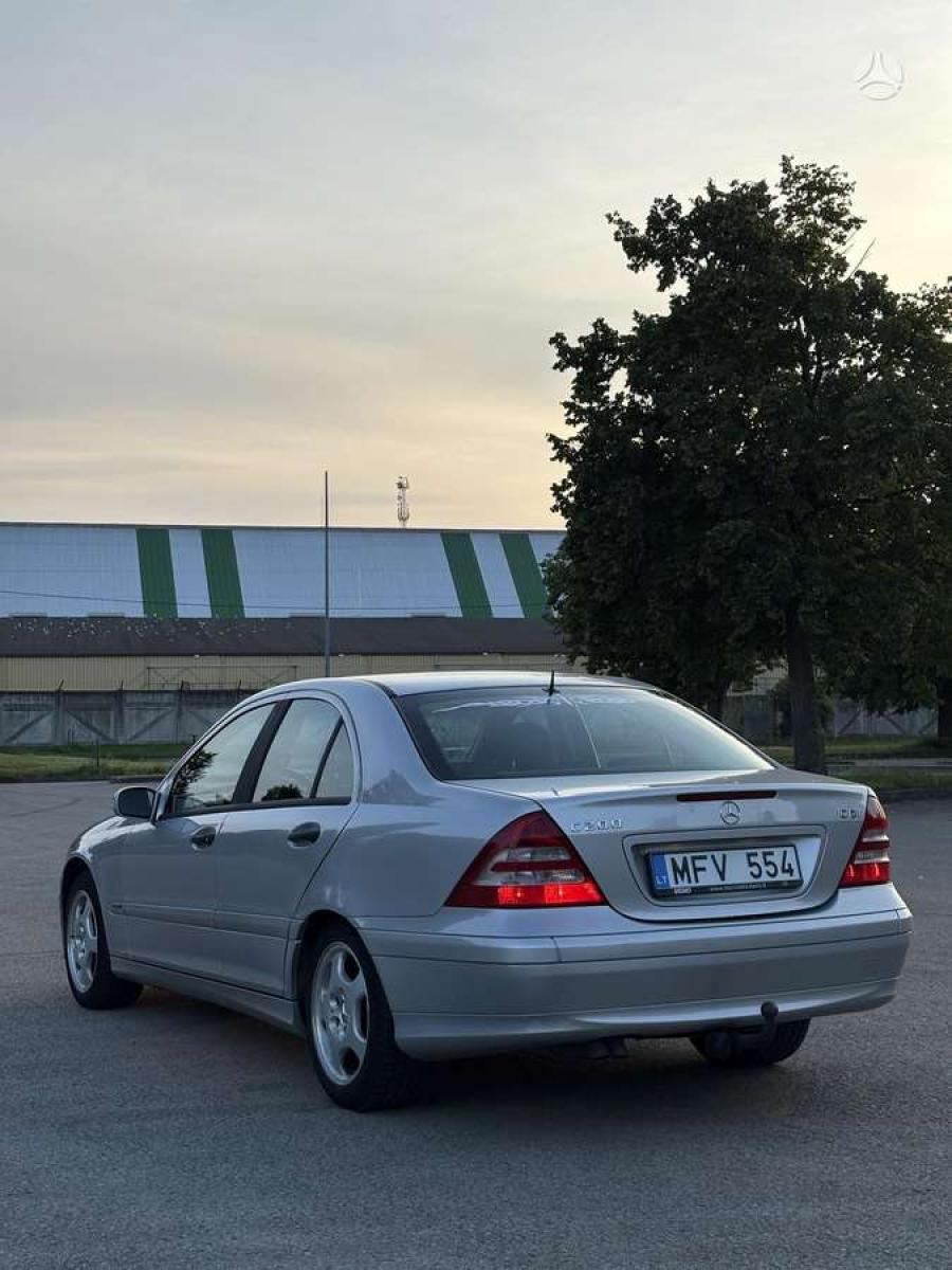 Pelēks Mercedes-Benz C 200 2005 Klaipėda, ar dzinēja tilpumu 2.15 L un nobraukumu 380 tūkst. km par 1900 €, foto 6 vietnē AUTOMOTO.COM.LV