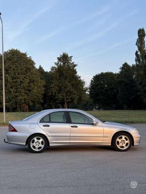 Pelēks Mercedes-Benz C 200 2005 Klaipėda, ar dzinēja tilpumu 2.15 L un nobraukumu 380 tūkst. km par 1900 €, foto 9 vietnē AUTOMOTO.COM.LV