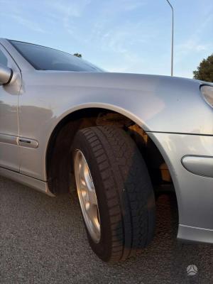 Pelēks Mercedes-Benz C 200 2005 Klaipėda, ar dzinēja tilpumu 2.15 L un nobraukumu 380 tūkst. km par 1900 €, foto 17 vietnē AUTOMOTO.COM.LV