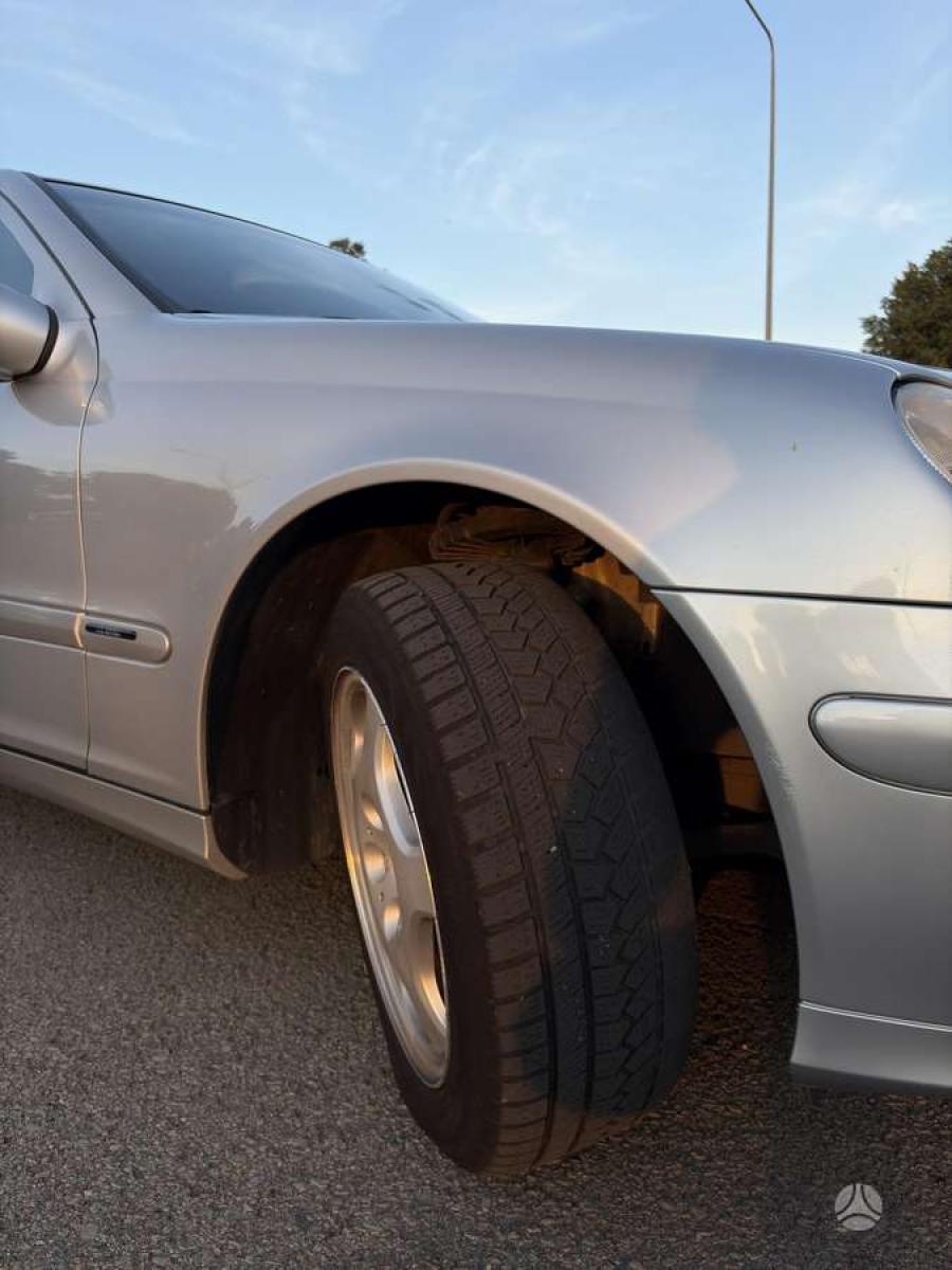 Pelēks Mercedes-Benz C 200 2005 Klaipėda, ar dzinēja tilpumu 2.15 L un nobraukumu 380 tūkst. km par 1900 €, foto 17 vietnē AUTOMOTO.COM.LV