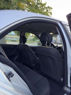 Pelēks Mercedes-Benz C 200 2005 Klaipėda, ar dzinēja tilpumu 2.15 L un nobraukumu 380 tūkst. km par 1900 €, foto 24 vietnē AUTOMOTO.COM.LV