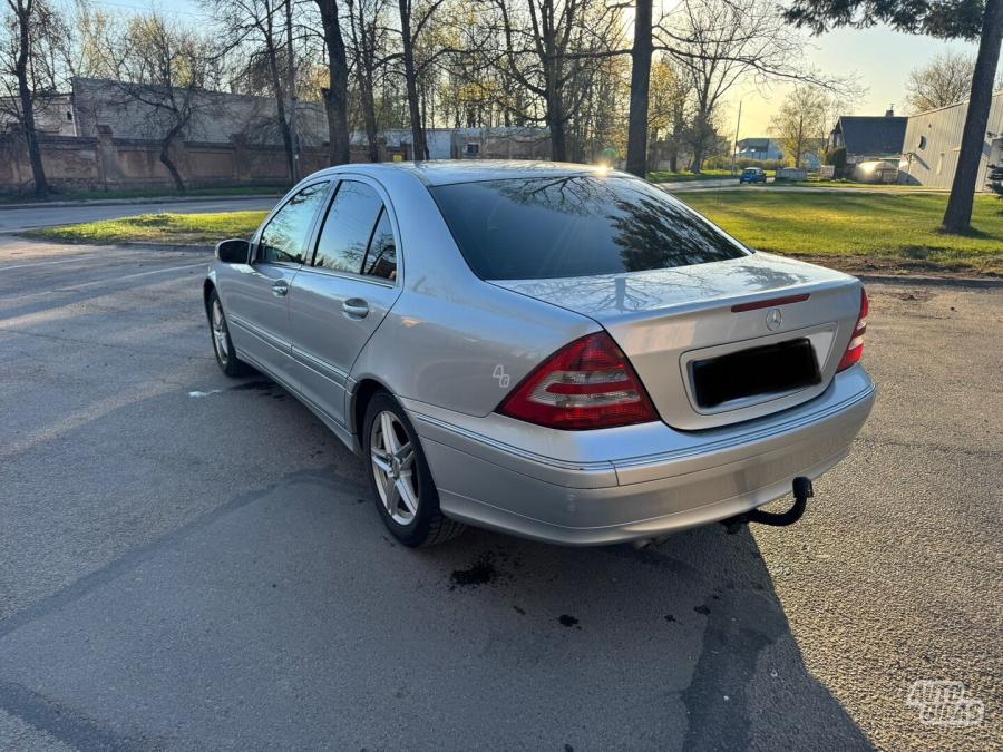 Pelēks Mercedes-Benz C 200 2006 Šauļi, ar dzinēja tilpumu 2.10 L un nobraukumu 220 tūkst. km par 3100 €, foto 7 vietnē AUTOMOTO.COM.LV