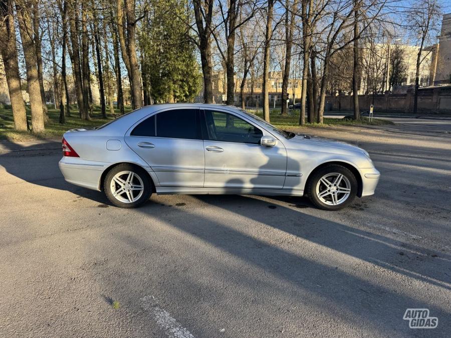 Pelēks Mercedes-Benz C 200 2006 Šauļi, ar dzinēja tilpumu 2.10 L un nobraukumu 220 tūkst. km par 3100 €, foto 9 vietnē AUTOMOTO.COM.LV