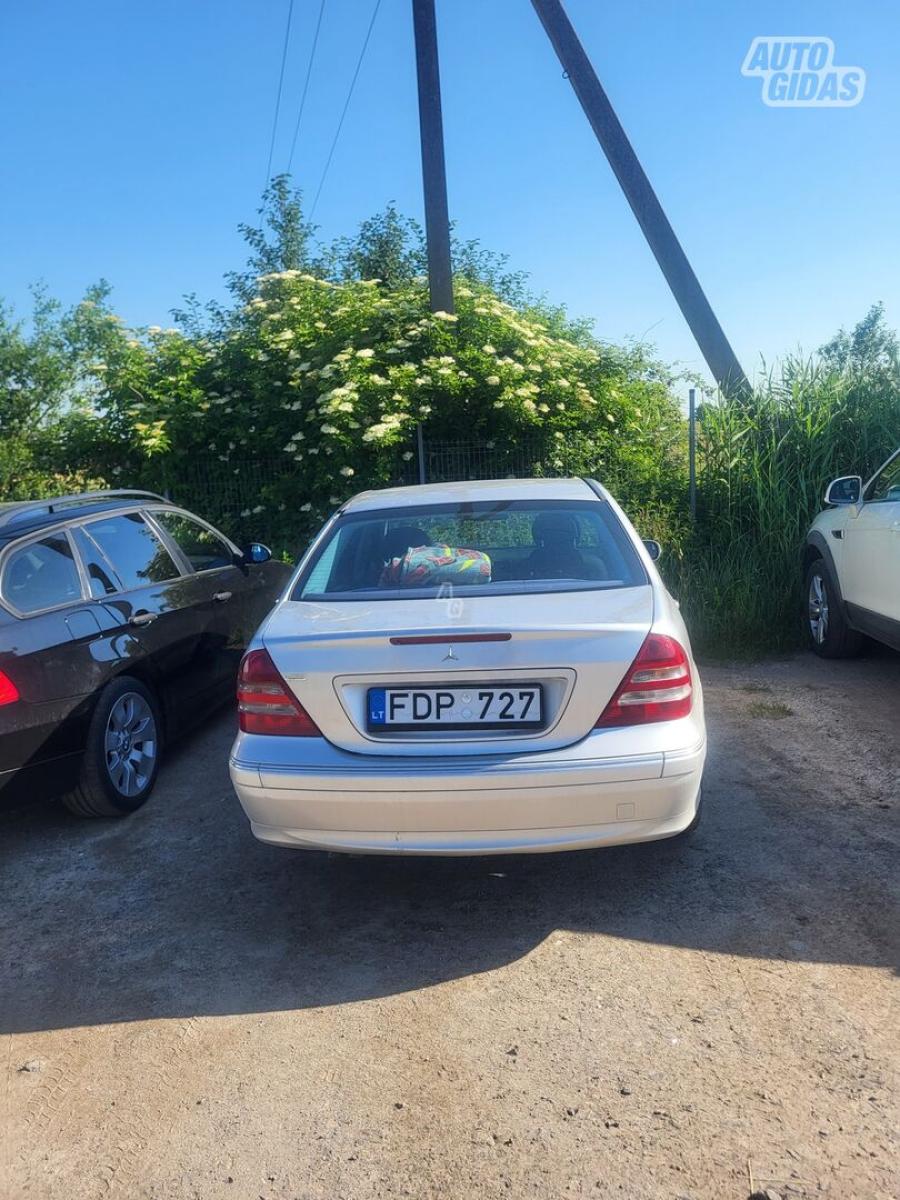 Grey Mercedes-Benz C 200 2006 in Klaipeda, with an engine capacity of 2.10 L and mileage of 510 thousand km for 800 €, photo 8 on AUTOMOTO.COM.LV