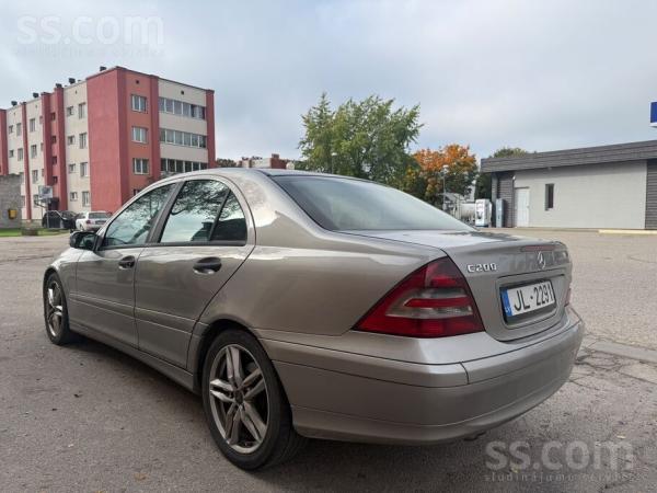 Серый Мерседес Ц 200 2006 в Елгава, объемом двигателя 2.20 л и пробегом 326 тыс. км за 2500 €, фото 3 на AUTOMOTO.COM.LV