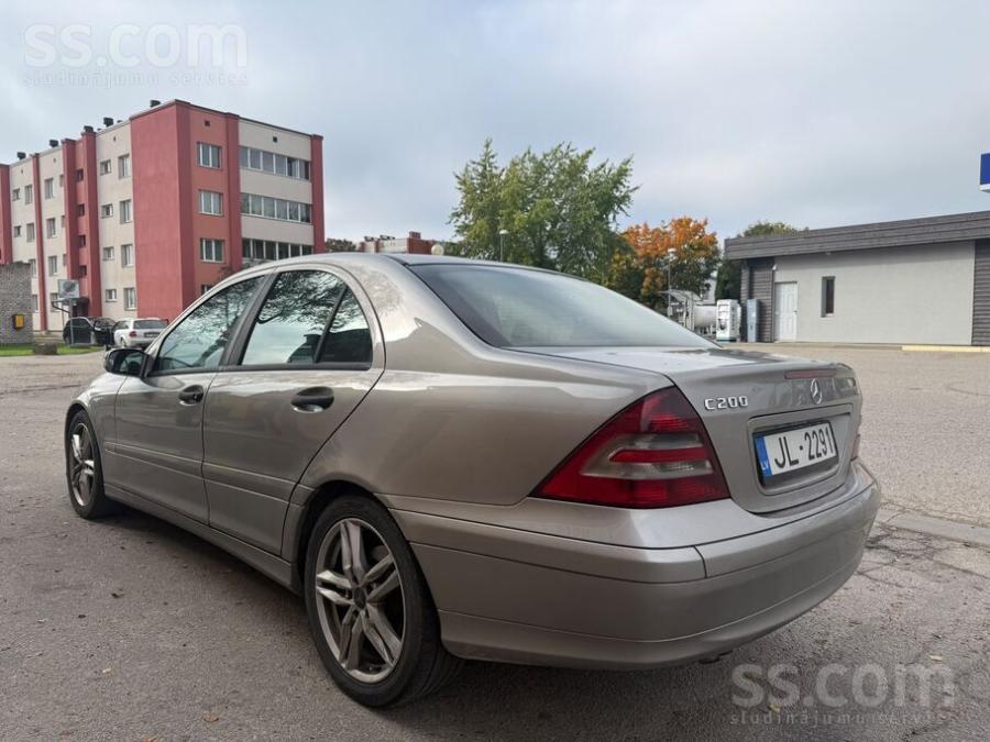 Серый Мерседес Ц 200 2006 в Елгава, объемом двигателя 2.20 л и пробегом 326 тыс. км за 2500 €, фото 3 на AUTOMOTO.COM.LV