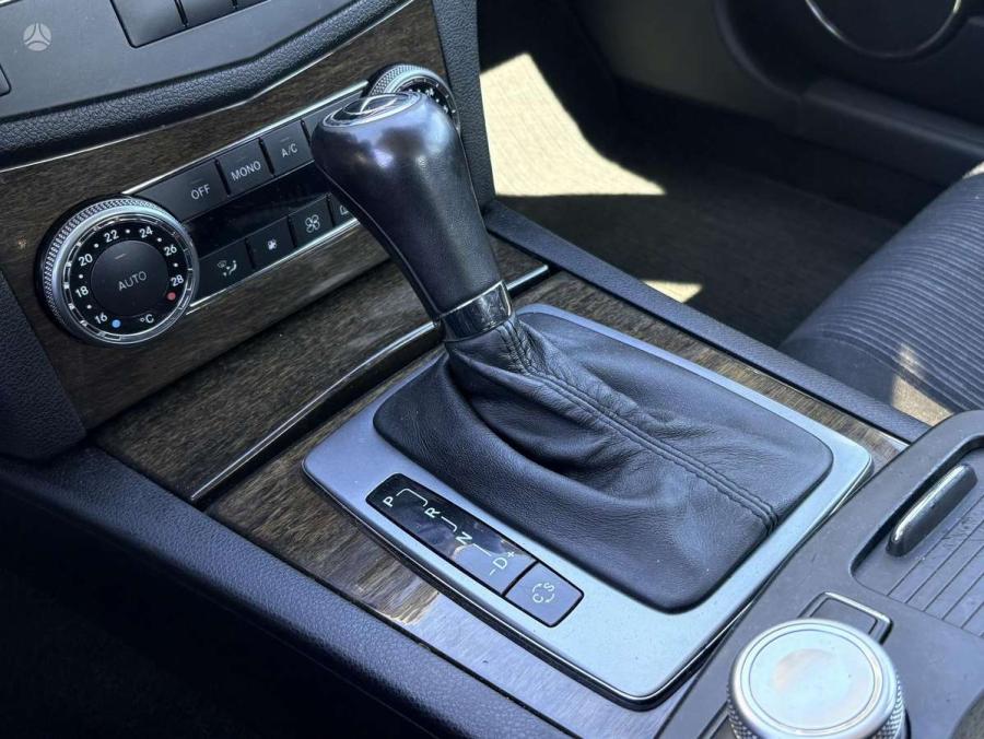 Pelēks Mercedes-Benz C 200 2008 Klaipėda, ar dzinēja tilpumu 2.15 L un nobraukumu 302 tūkst. km par 4300 €, foto 24 vietnē AUTOMOTO.COM.LV