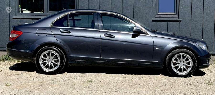 Pelēks Mercedes-Benz C 200 2008 Klaipėda, ar dzinēja tilpumu 2.15 L un nobraukumu 302 tūkst. km par 4150 €, foto 6 vietnē AUTOMOTO.COM.LV