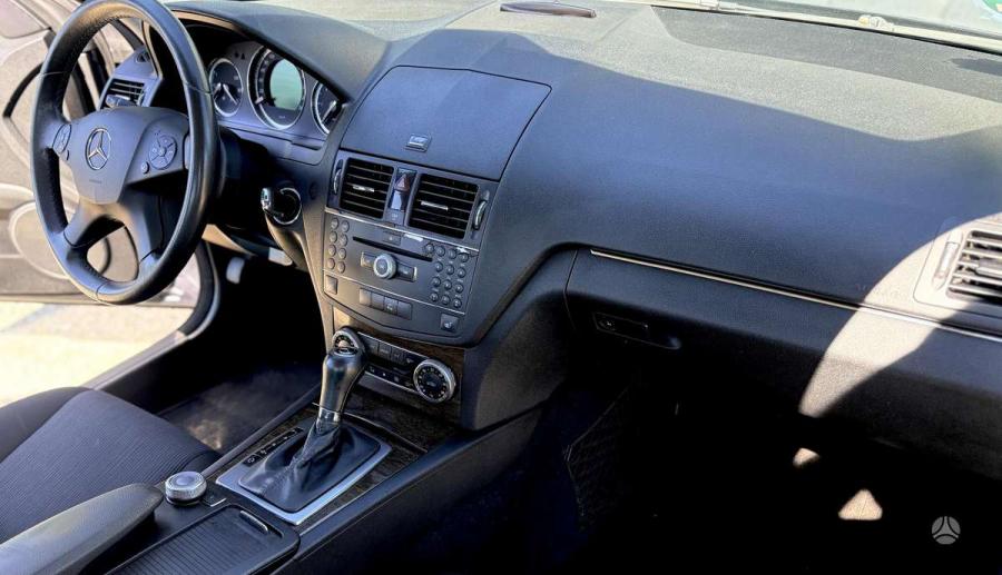 Pelēks Mercedes-Benz C 200 2008 Klaipėda, ar dzinēja tilpumu 2.15 L un nobraukumu 302 tūkst. km par 4150 €, foto 11 vietnē AUTOMOTO.COM.LV