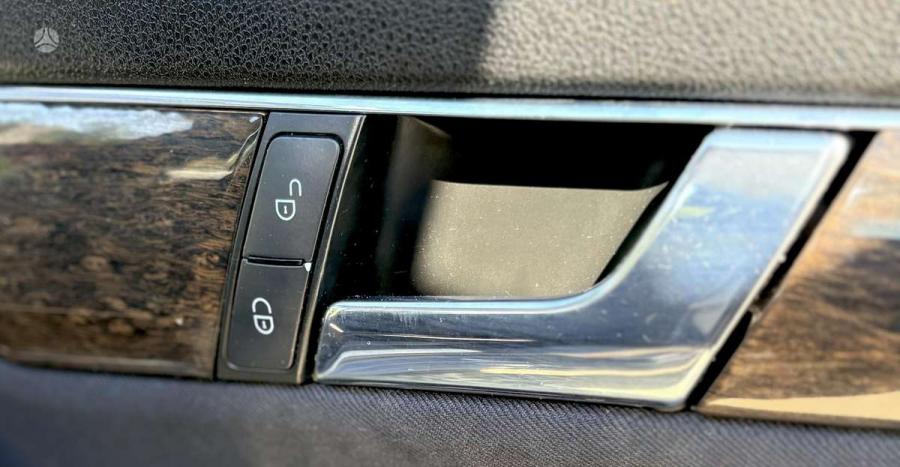 Pelēks Mercedes-Benz C 200 2008 Klaipėda, ar dzinēja tilpumu 2.15 L un nobraukumu 302 tūkst. km par 4150 €, foto 12 vietnē AUTOMOTO.COM.LV