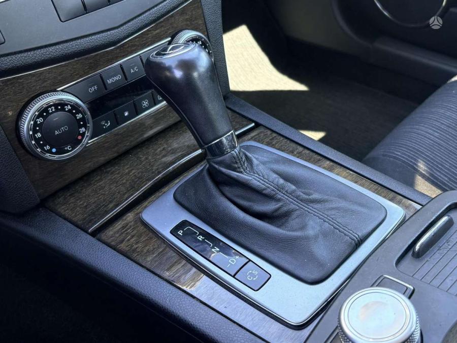 Pelēks Mercedes-Benz C 200 2008 Klaipėda, ar dzinēja tilpumu 2.15 L un nobraukumu 302 tūkst. km par 4150 €, foto 23 vietnē AUTOMOTO.COM.LV