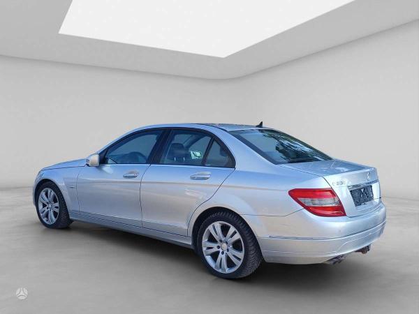 Pelēks Mercedes-Benz C 200 2009 Viļņa, ar dzinēja tilpumu 2.15 L un nobraukumu 286 tūkst. km par 4900 €, foto 2 vietnē AUTOMOTO.COM.LV