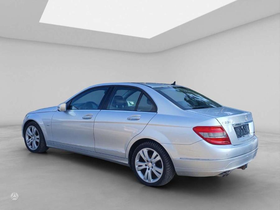 Pelēks Mercedes-Benz C 200 2009 Viļņa, ar dzinēja tilpumu 2.15 L un nobraukumu 286 tūkst. km par 4900 €, foto 3 vietnē AUTOMOTO.COM.LV