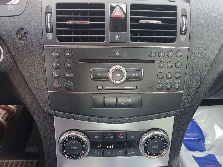Pelēks Mercedes-Benz C 200 2009 Viļņa, ar dzinēja tilpumu 2.15 L un nobraukumu 286 tūkst. km par 4900 €, foto 9 vietnē AUTOMOTO.COM.LV