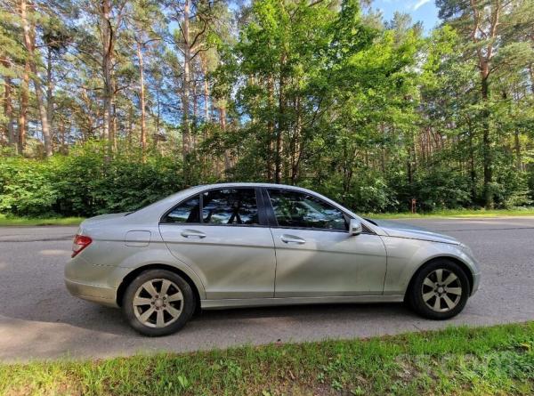 Pelēks Mercedes-Benz C 200 2010 Rīga, ar dzinēja tilpumu 2.00 L un nobraukumu 210 tūkst. km par 5000 €, foto 1 vietnē AUTOMOTO.COM.LV