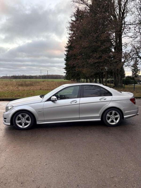 Grey Mercedes-Benz C 200 2011 in Kaunas, with an engine capacity of 2.14 L and mileage of 374 thousand km for 8100 €, photo 3 on AUTOMOTO.COM.LV