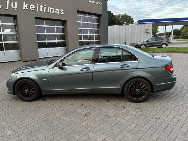 Мерседес Ц 200 2011 в Паневежис на AUTOMOTO.COM.LV Серый Мерседес Ц 200 2011 в Паневежис, объемом двигателя 2.14 л и пробегом 256 тыс. км за 5300 €, фото 4 на AUTOMOTO.COM.LV