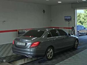 Grey Mercedes-Benz C 200 2018 in Kaunas, with an engine capacity of 1.60 L and mileage of 134 thousand km for 15300 €, photo 4 on AUTOMOTO.COM.LV