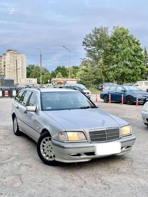 Grey Mercedes-Benz C 200 2000 in Kaunas, with an engine capacity of 2.00 L and mileage of 272 thousand km for 1499 €, photo 1 on AUTOMOTO.COM.LV
