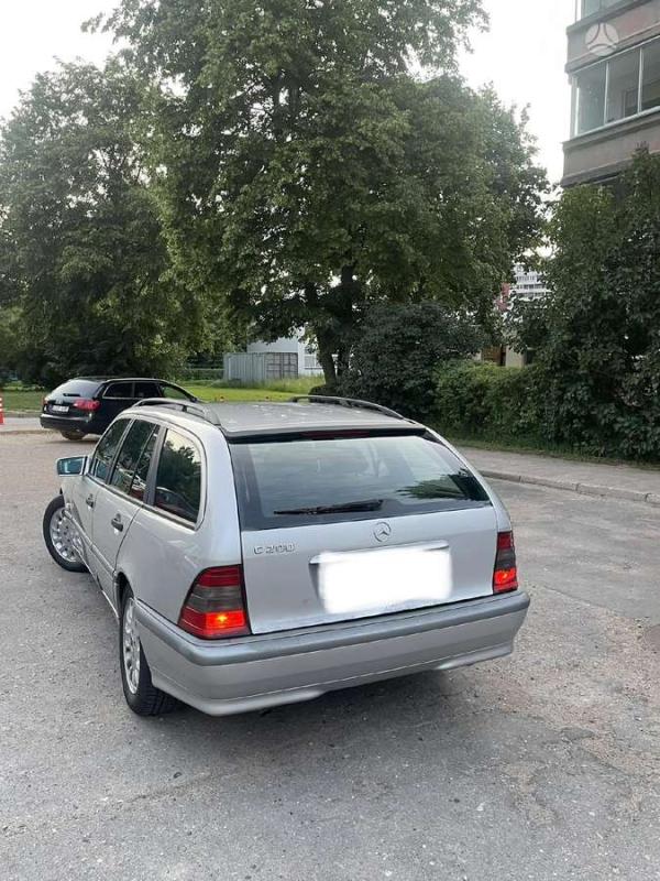 Grey Mercedes-Benz C 200 2000 in Kaunas, with an engine capacity of 2.00 L and mileage of 272 thousand km for 1499 €, photo 2 on AUTOMOTO.COM.LV